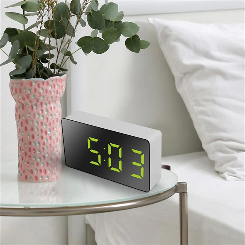 Reloj de mesa con espejo LED